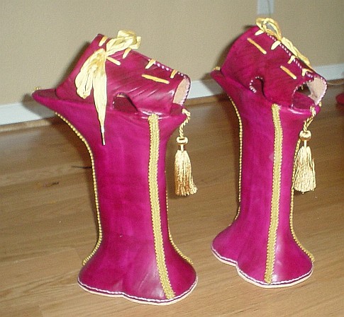DIARY OF A CLOTHESHORSE: CHOPINES - THE FIRST PLATFORM SHOES...